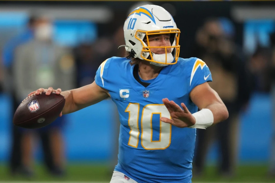 AFC Notes: Justin Herbert, Rashee Rice, Maxx Crosby, Chargers, Chiefs ...